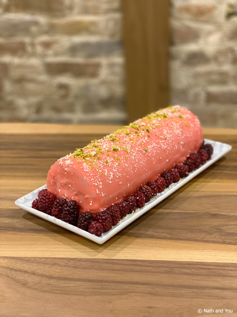 Bûche aux fruits rouges et à la pistache